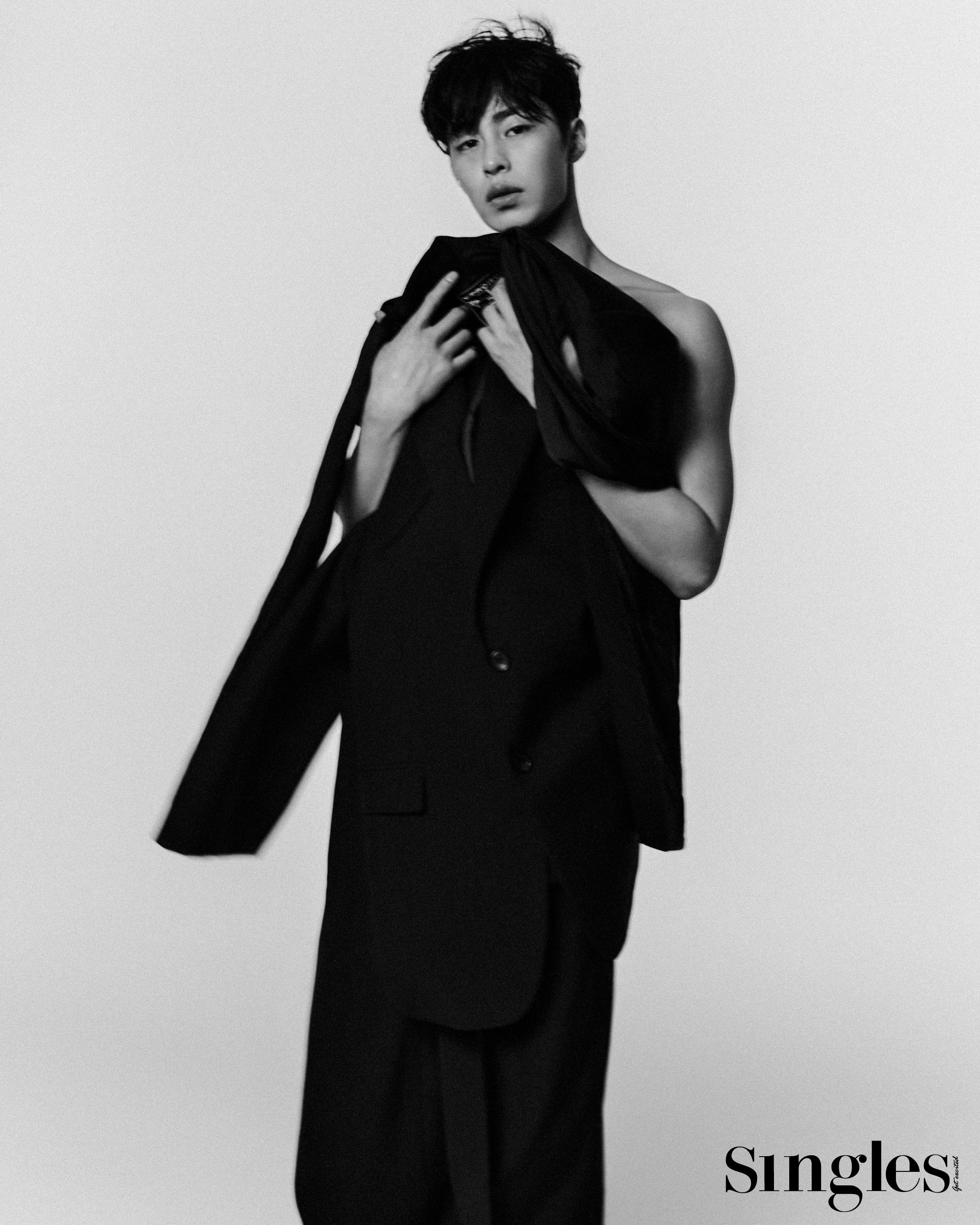 Lee Jae Wook Redefines Masculinity in Bold One-Shoulder and Unique Colored Lenses - ZAPZEE ...